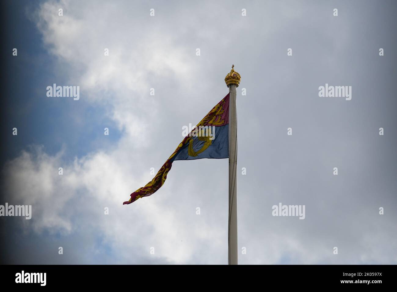 London, UK, 9th September 2022, The crowds paying respect to the Queen ...