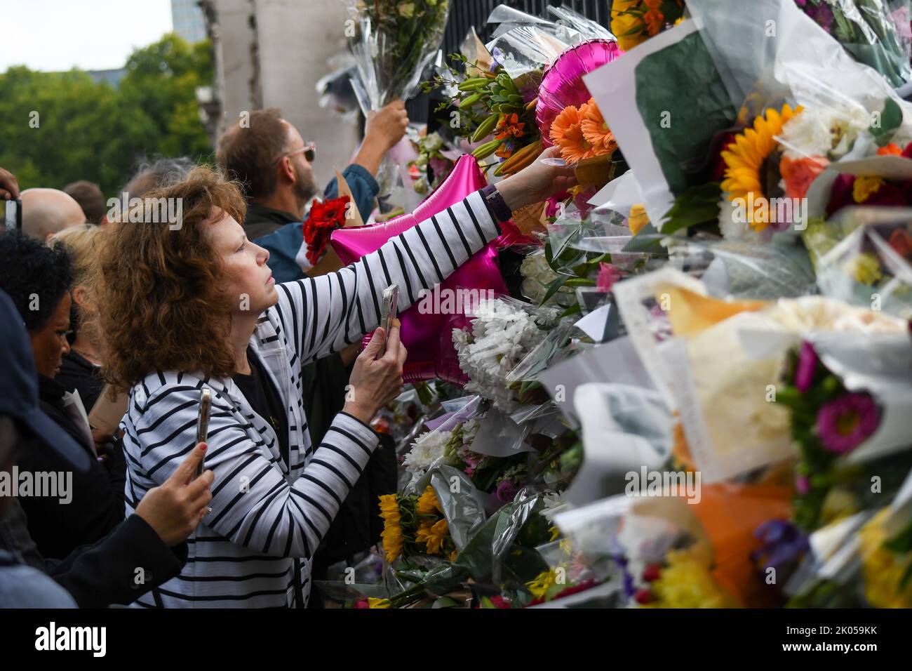 London, UK, 9th September 2022, The crowds paying respect to the Queen ...