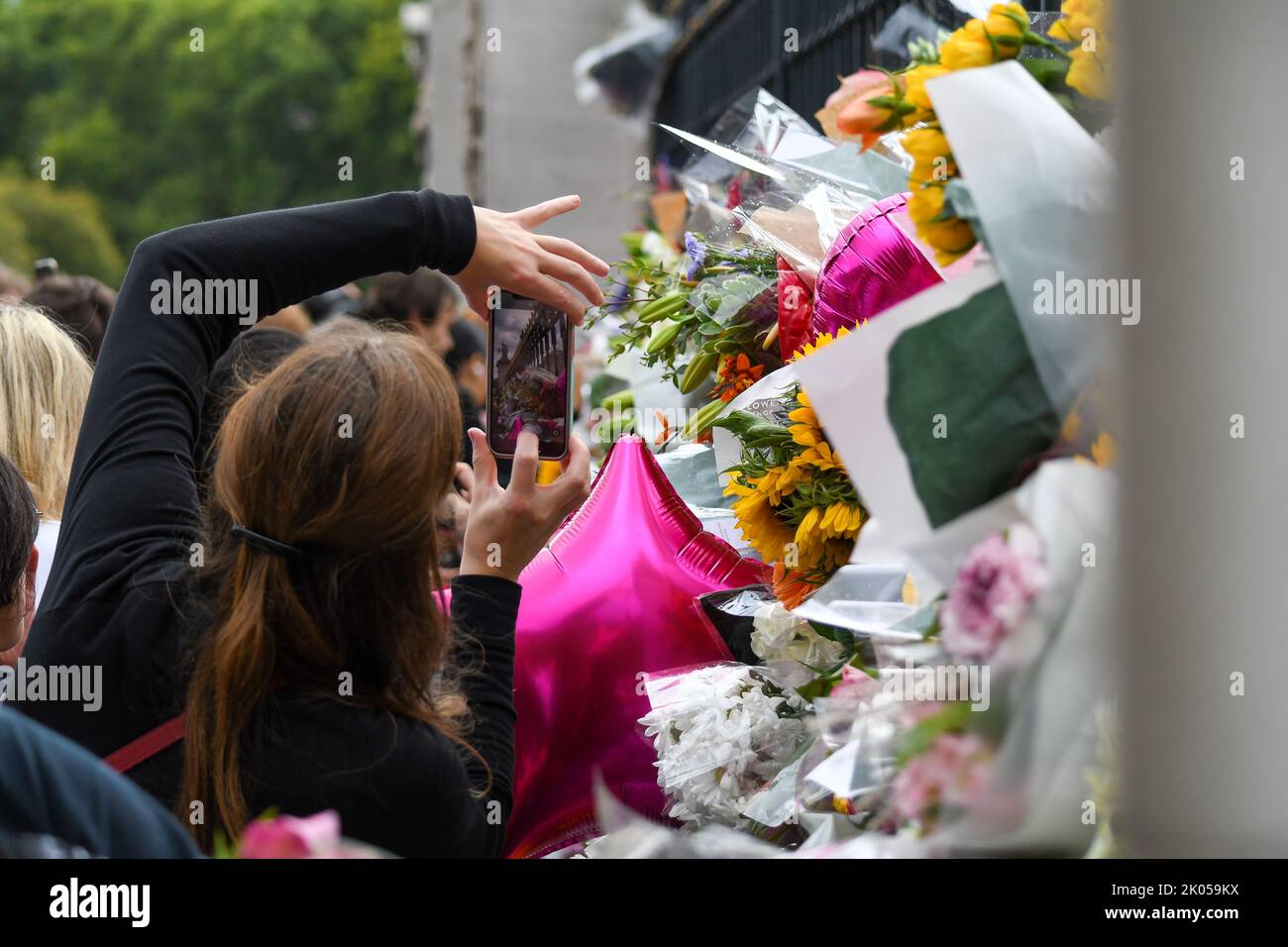 London, UK, 9th September 2022, The crowds paying respect to the Queen ...