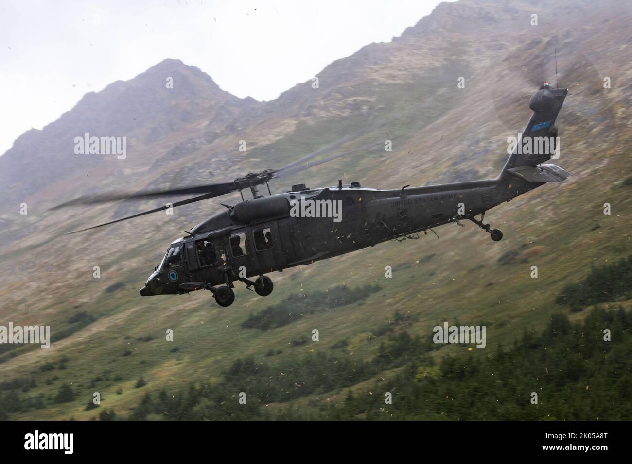 An Alaska Army National Guard UH-60 Black Hawk transports Airmen and ...