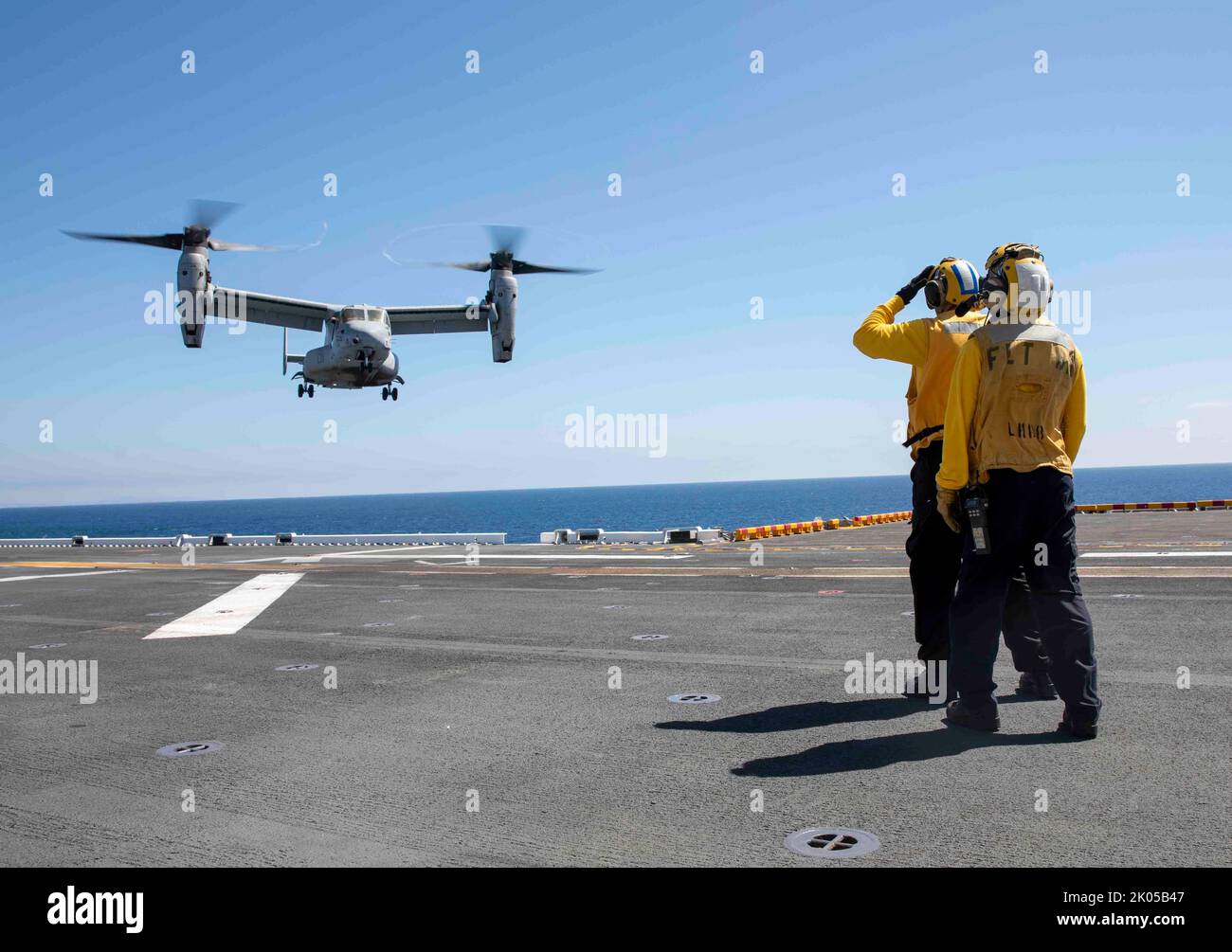 220829-N-VS068-1030 PACIFIC OCEAN (Aug. 29, 2022) – An MV-22 Osprey ...