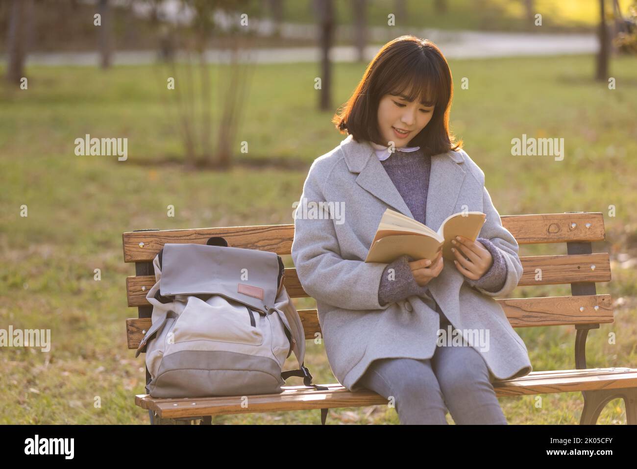 Reading on campus hi-res stock photography and images - Alamy
