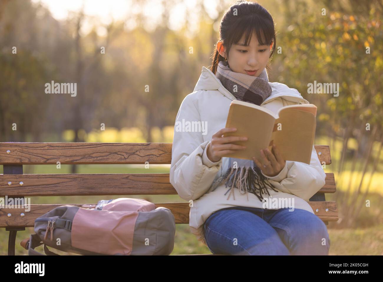 Reading on campus hi-res stock photography and images - Alamy