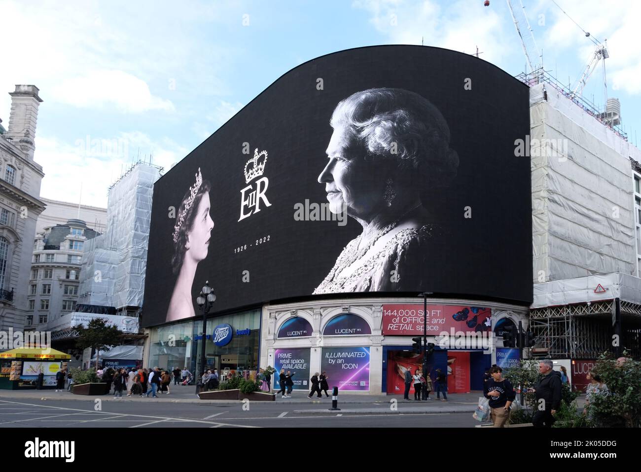 London, UK. 9th September 2022. The Piccadilly screen is displaying a ...