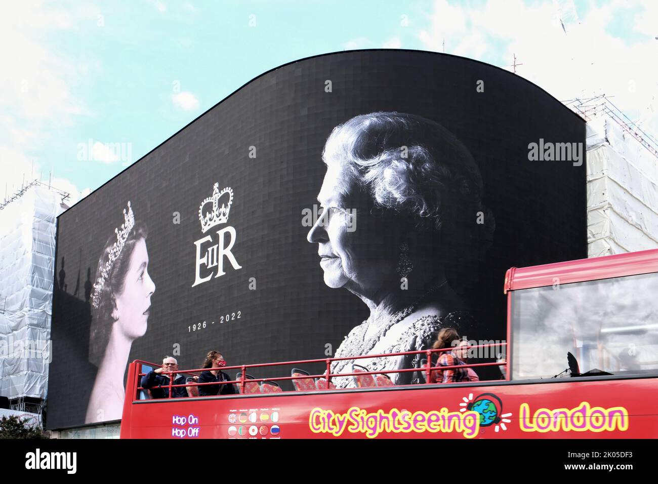 London, UK. 9th September 2022. The Piccadilly screen is displaying a ...