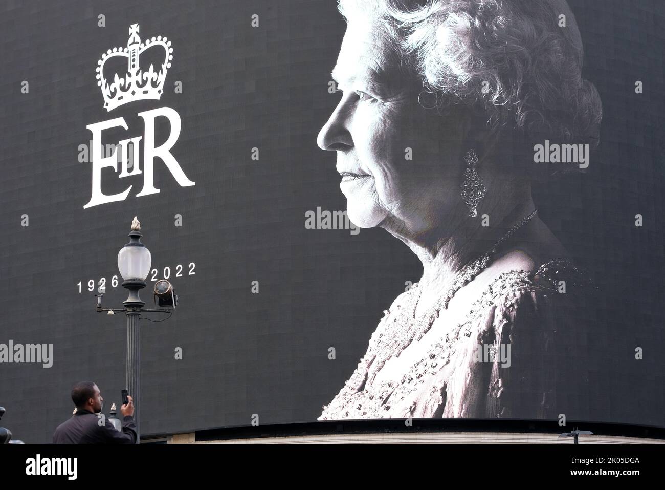London, UK. 9th September 2022. A man takes a photo of the Piccadilly ...
