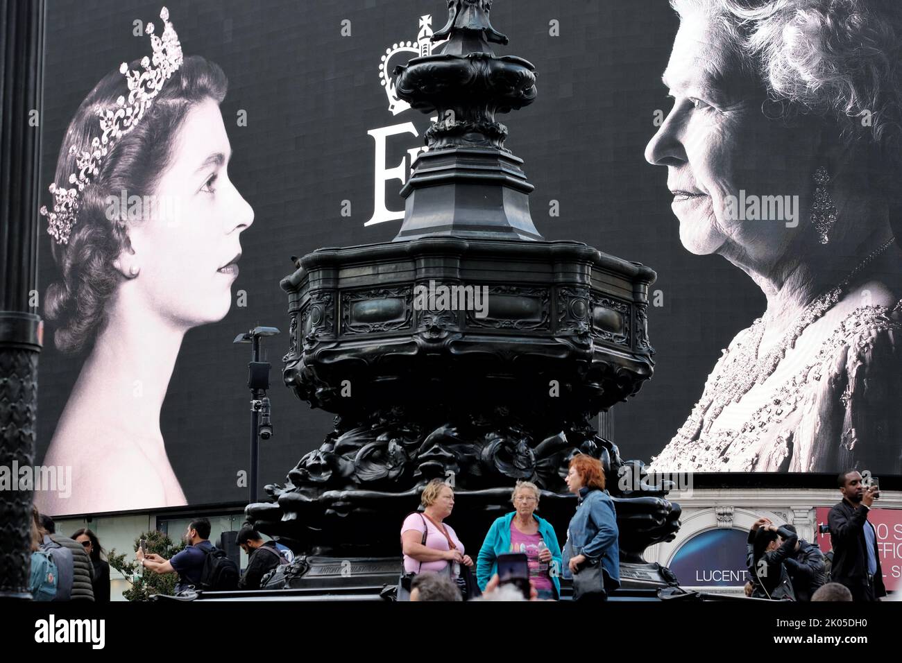 London, UK. 9th September 2022. The Piccadilly screen is displaying a ...
