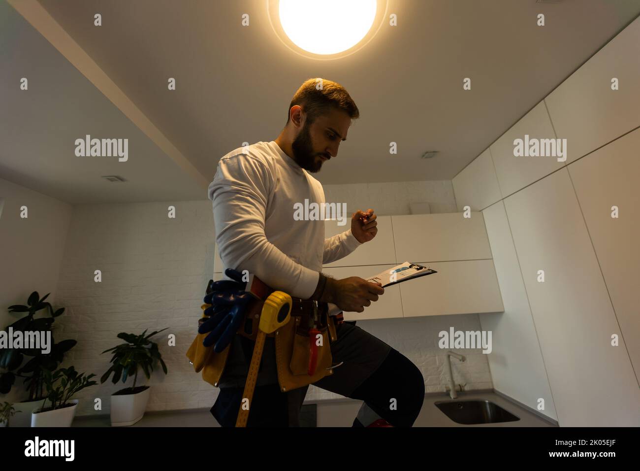 Portrait of an electrician using his tablet computer Stock Photo - Alamy