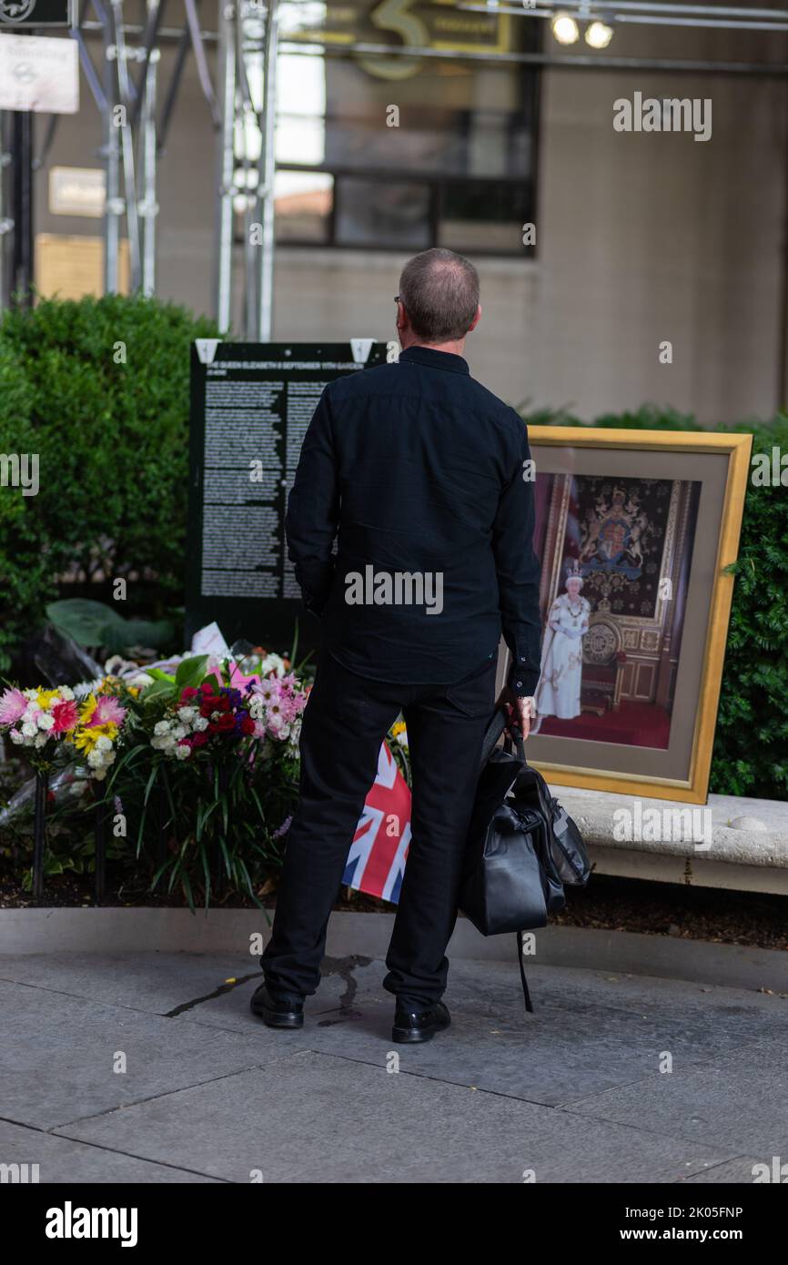 A makeshift memorial for Queen Elizabeth II at The Queen Elizabeth II ...