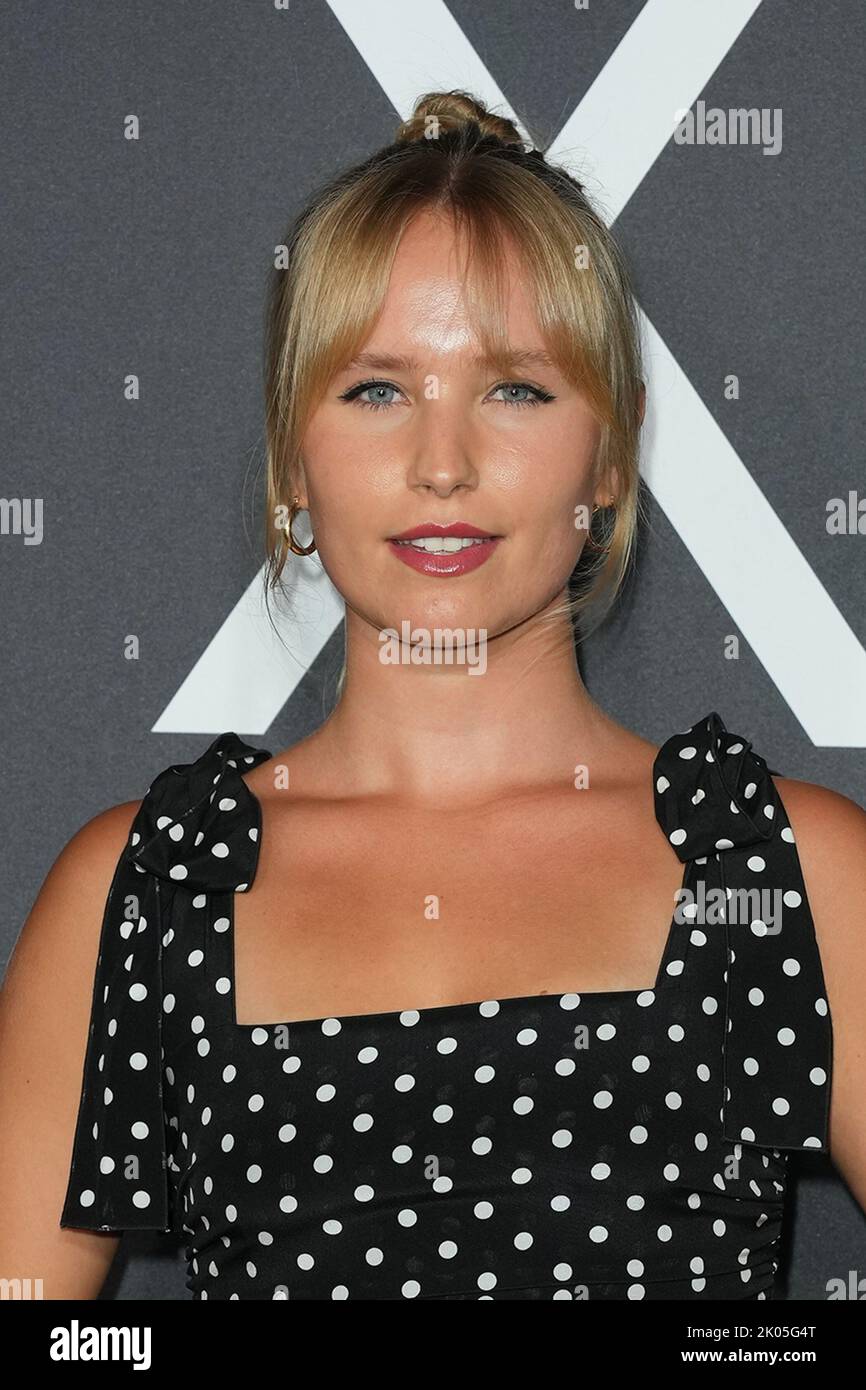 Harper`s BAZAAR Global ICONS Portfolio And Bloomingdale`s 150th ...