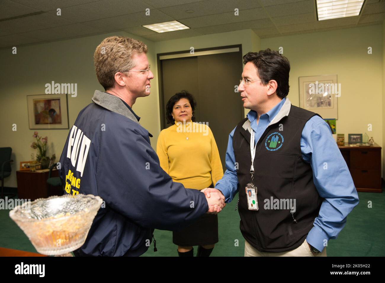 Secretary Shaun Donovan greeting HUD employees and thanking them for ...