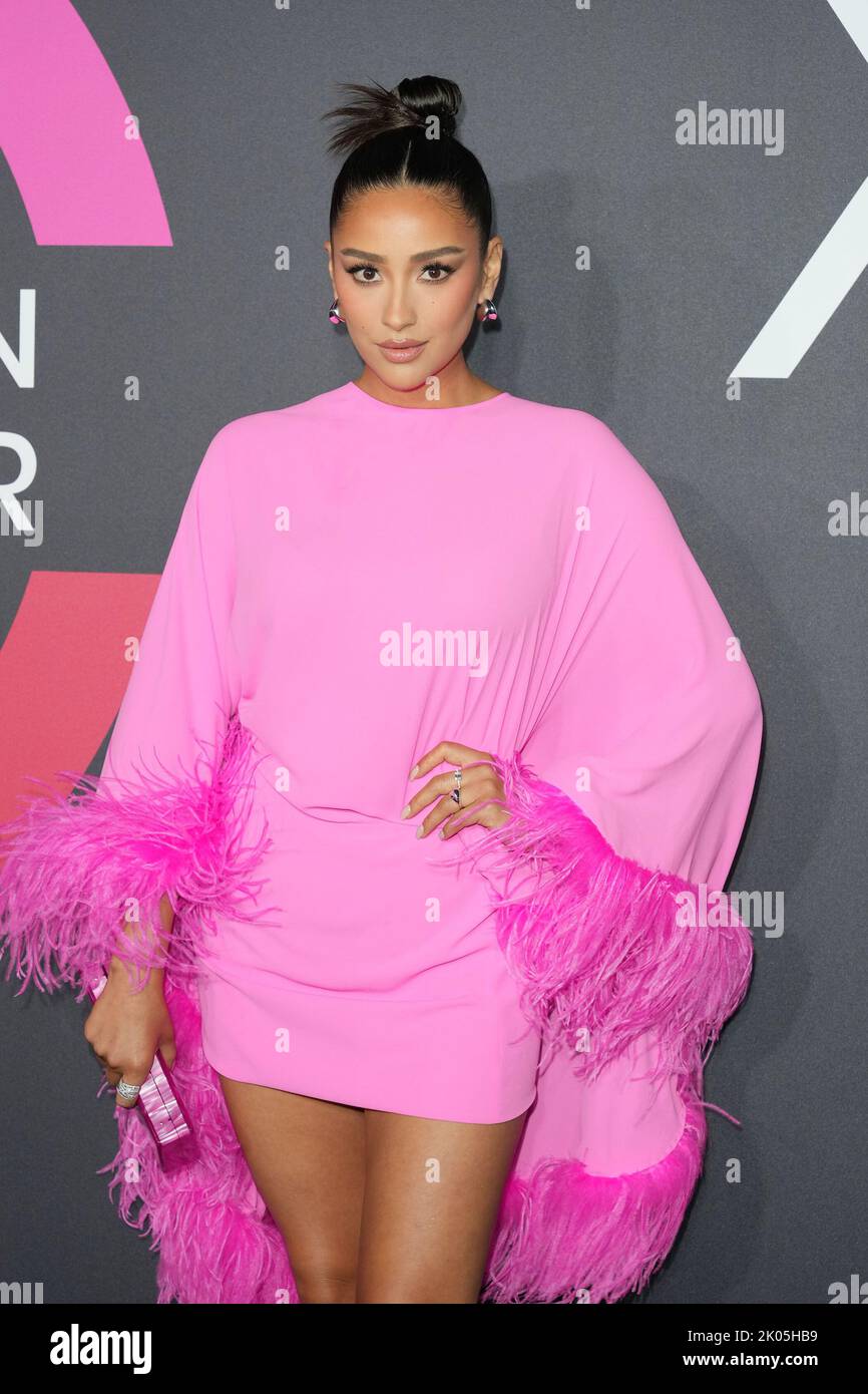 Harper`s BAZAAR Global ICONS Portfolio And Bloomingdale`s 150th ...