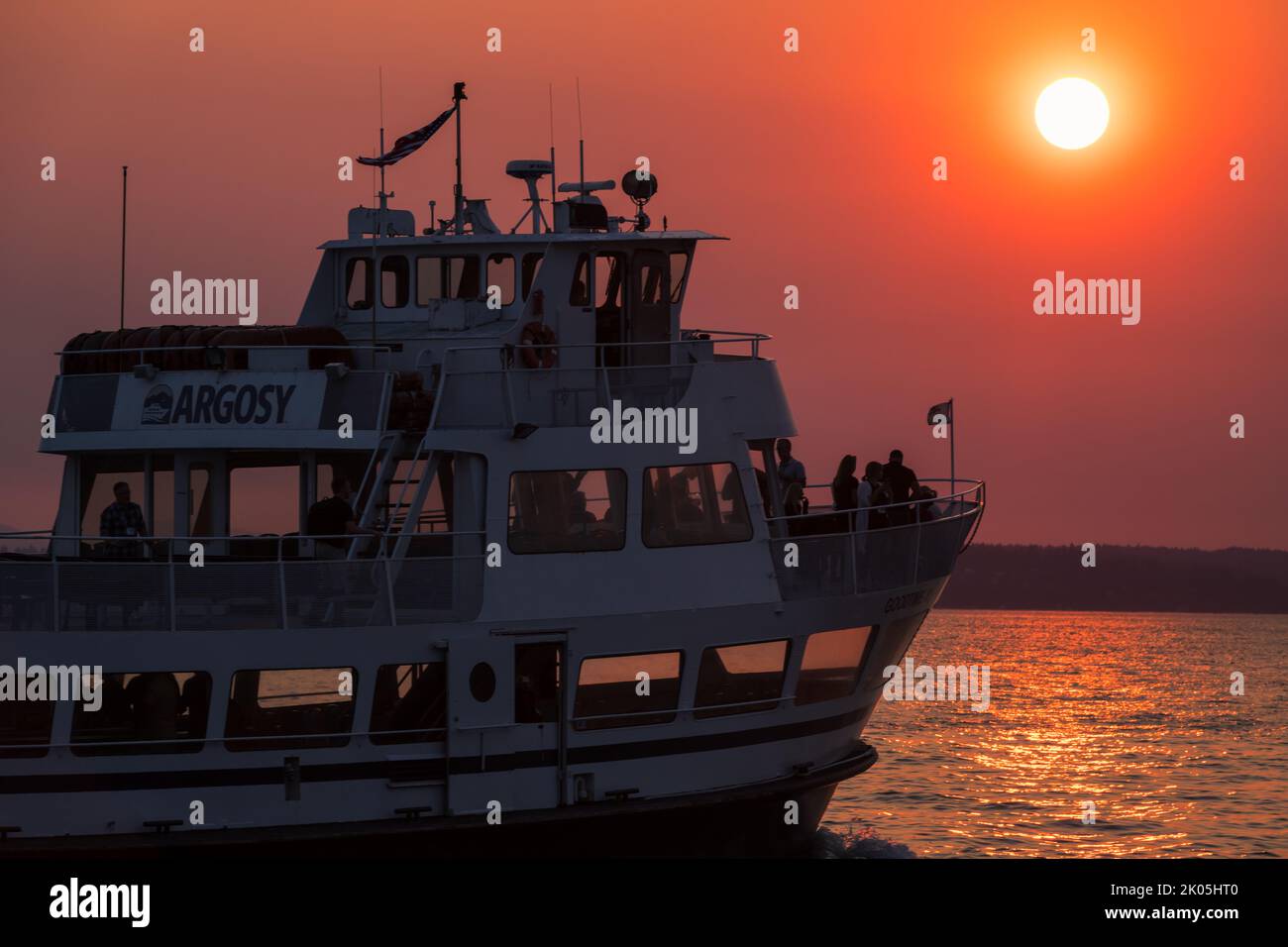 Seattle, USA. 09 Sep, 2022. An Argosy tour during a golden smokey ...