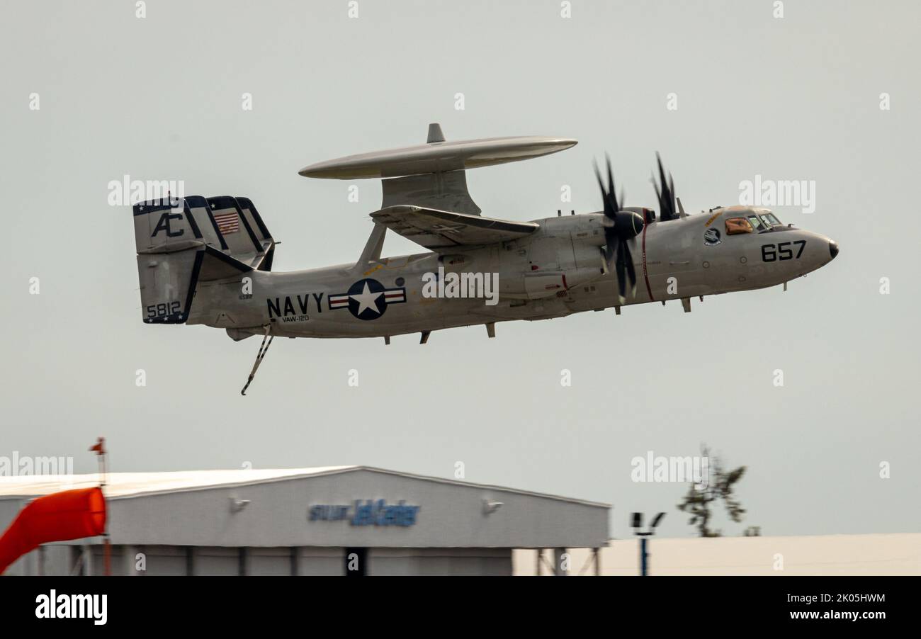 Grumman e 2c hawkeye hi-res stock photography and images - Alamy