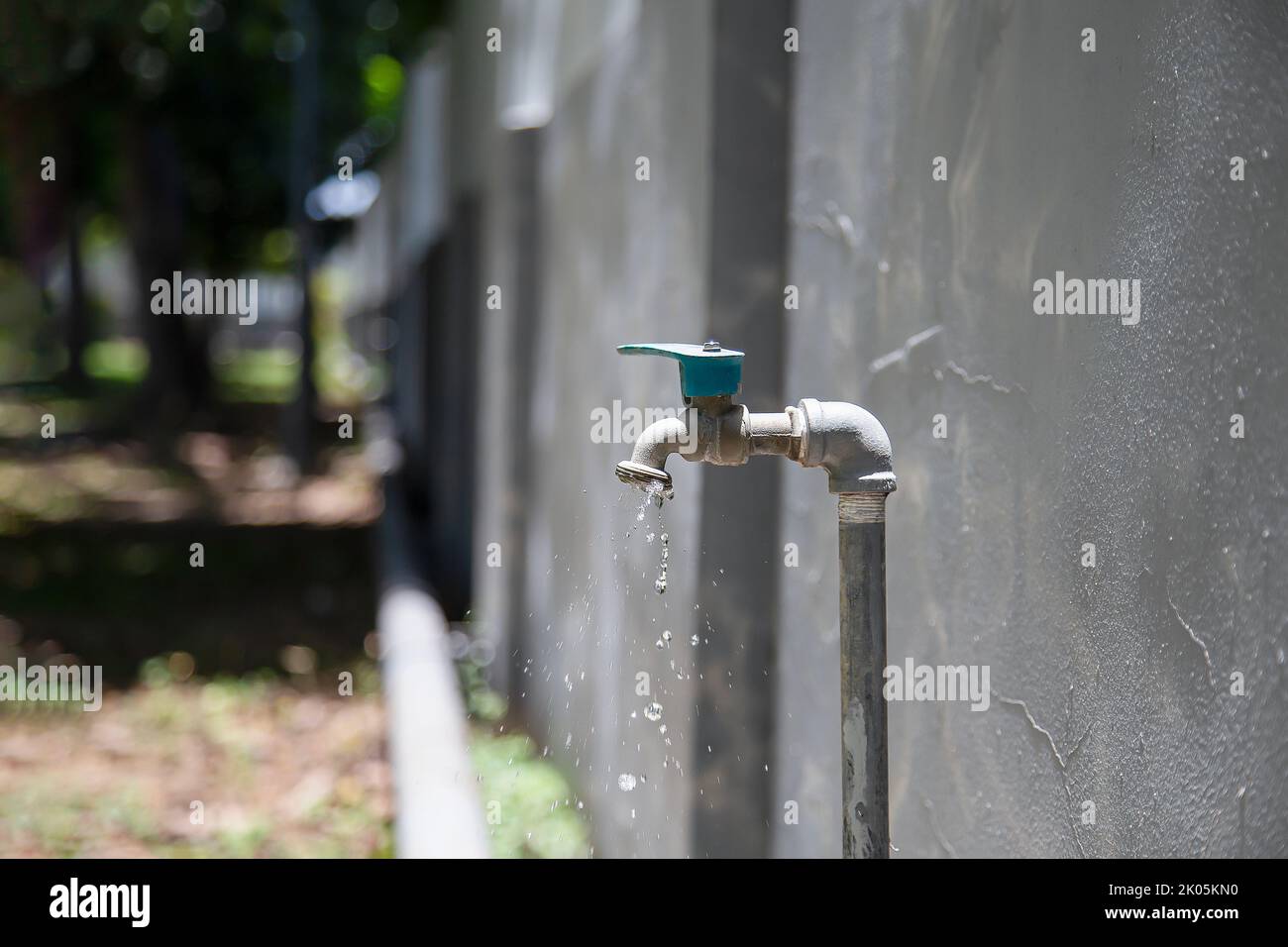 Turn off the tap hi-res stock photography and images - Alamy