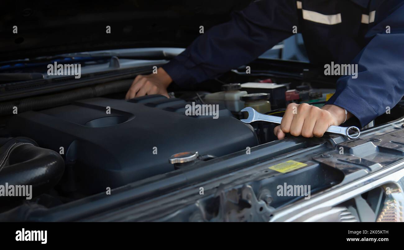 Car engineer holding a part hi-res stock photography and images - Alamy