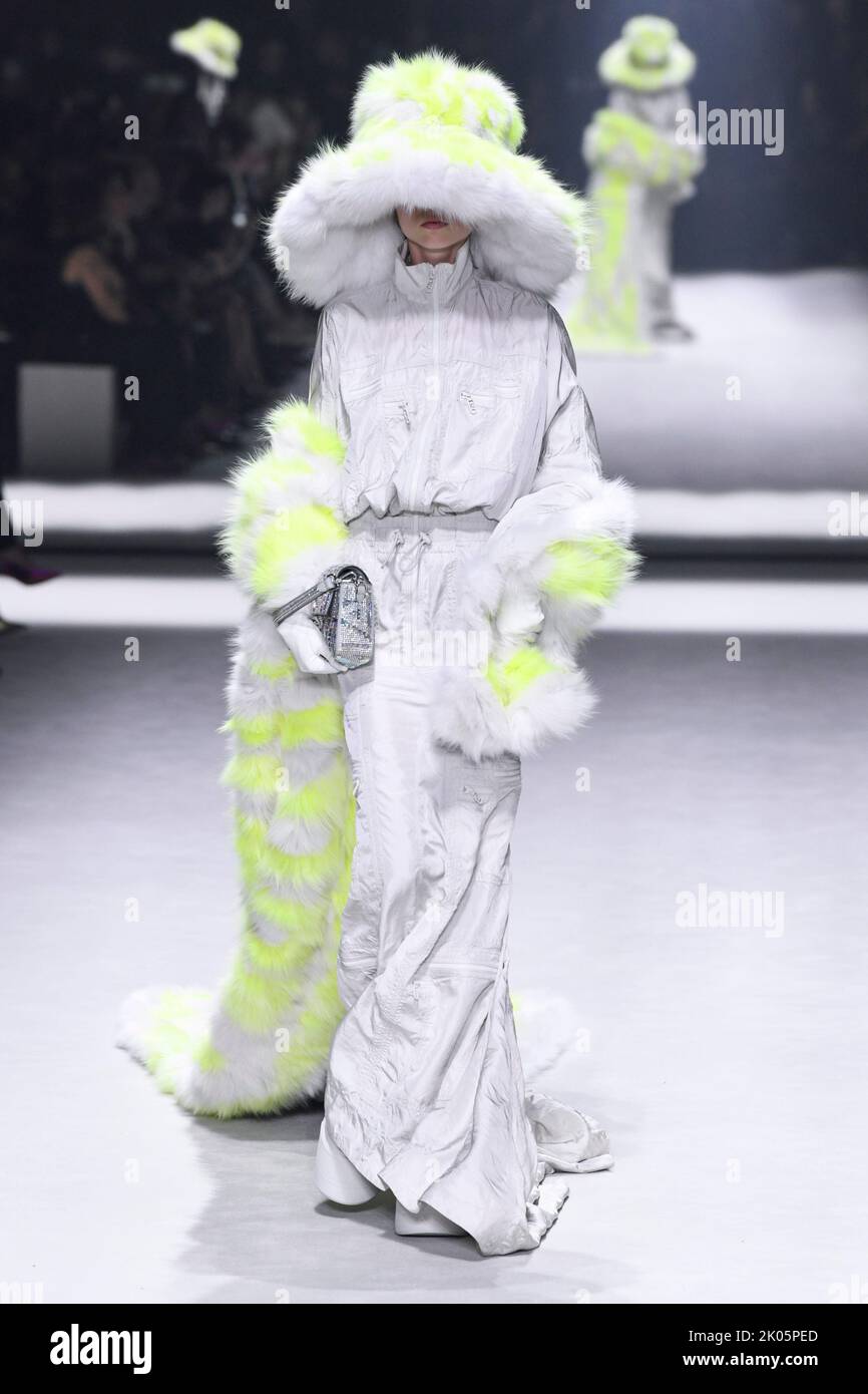 New York, USA. 09th Sep, 2022. Model Lottie Aaron walks on the runway ...