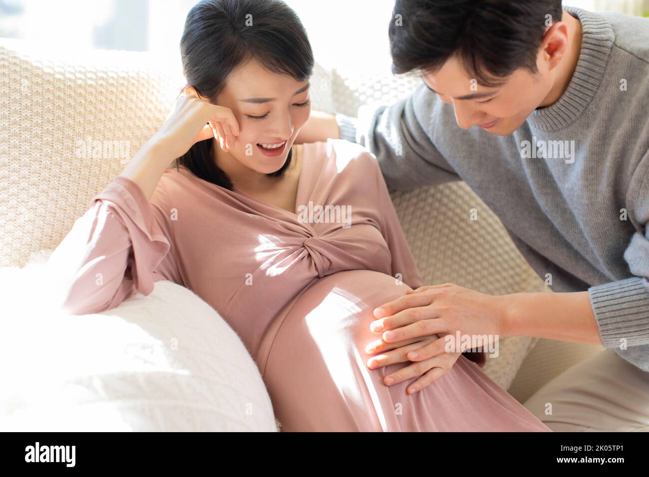 Happy Chinese pregnant woman and husband Stock Photo - Alamy