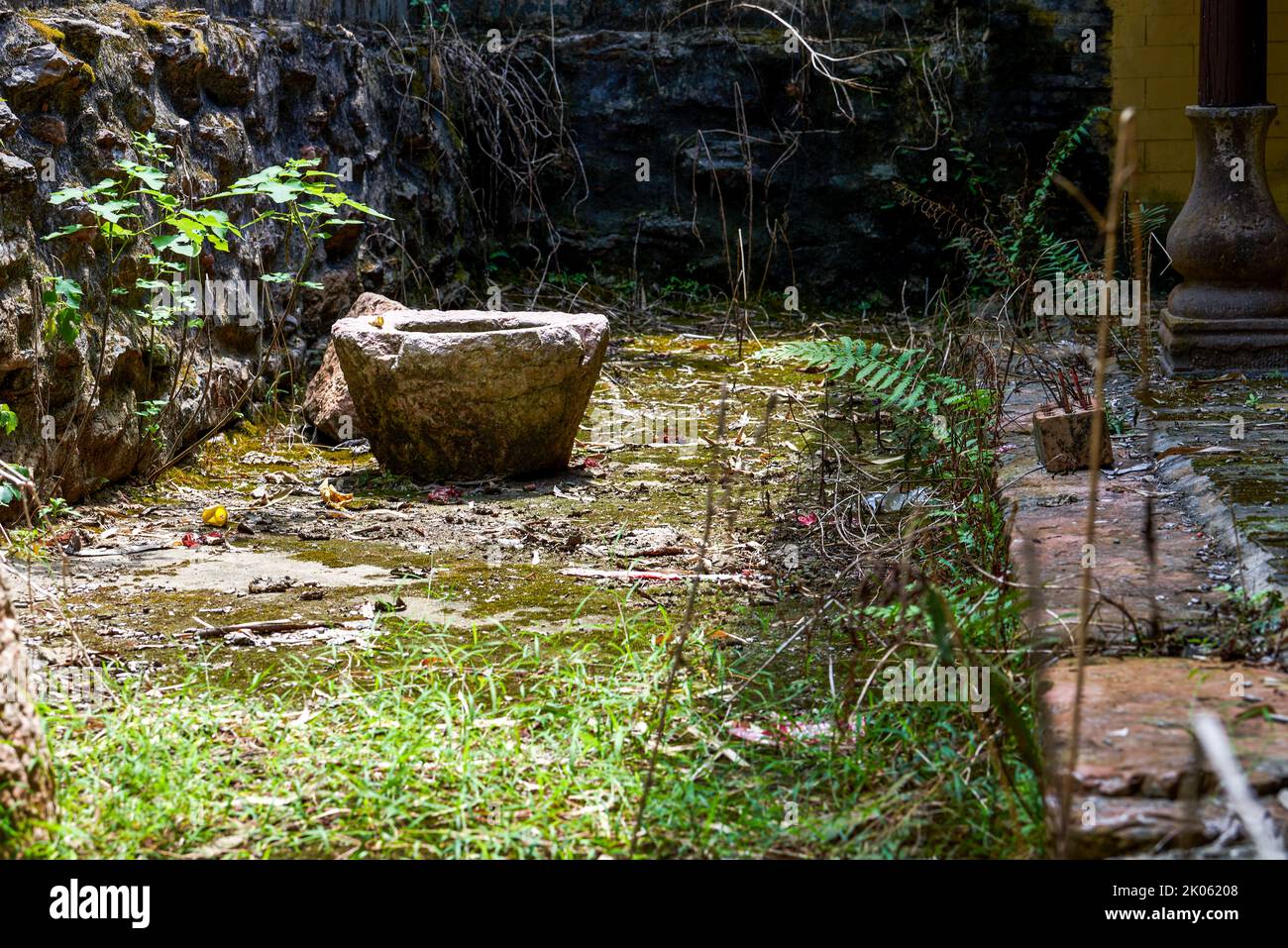 Stone basin in a Chinese rural courtyard Stock Photo - Alamy