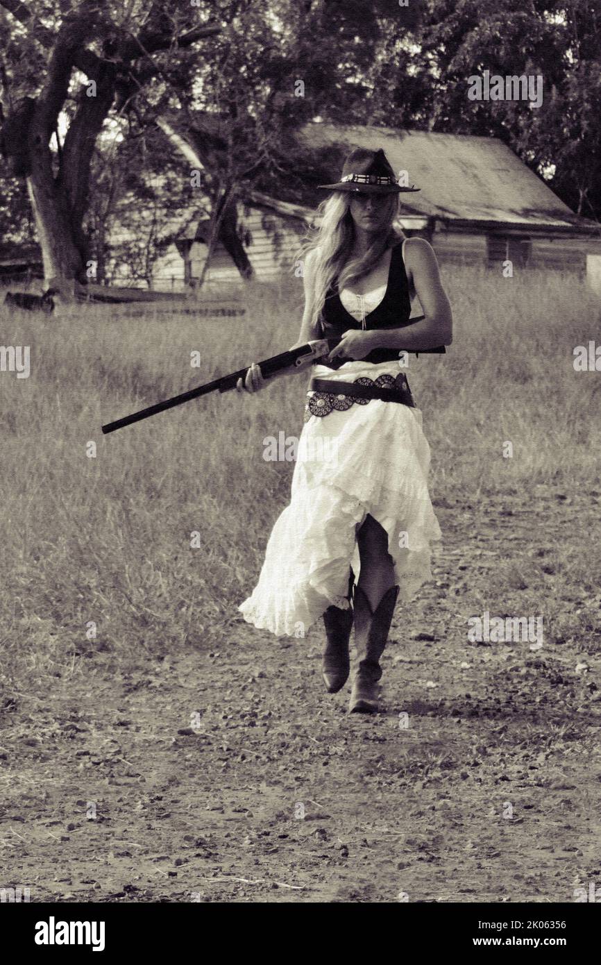 COWGIRLS AND GUNS, SHE'LL SHOOT YOU Stock Photo - Alamy