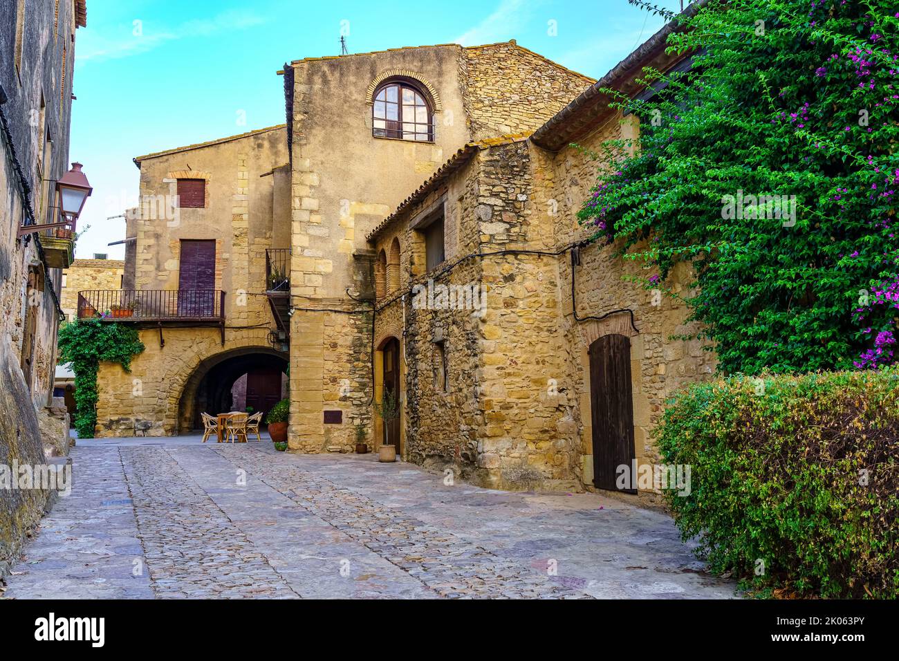 Medieval stone houses hi-res stock photography and images - Alamy