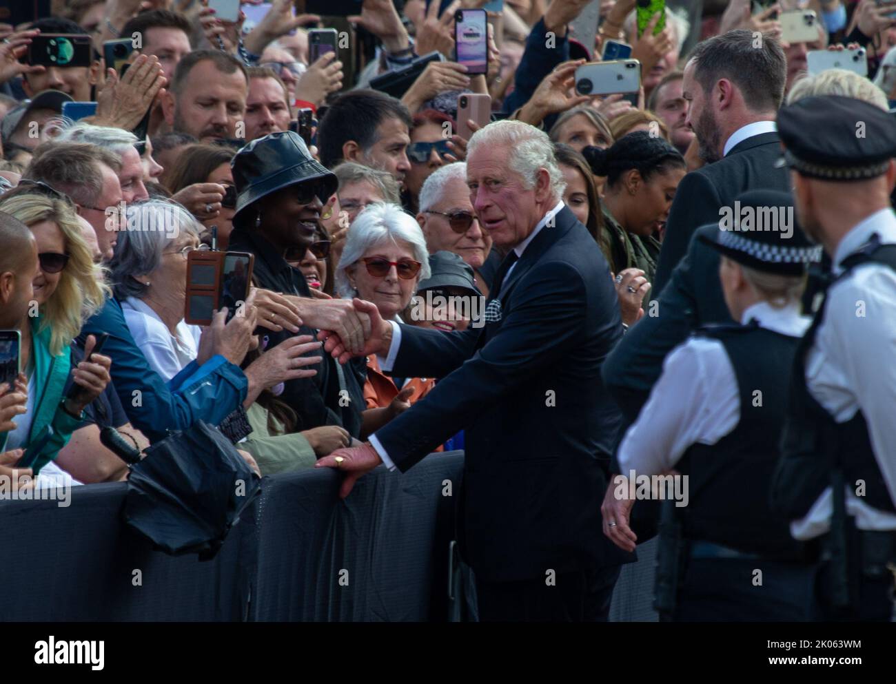 King charles hand shake hi-res stock photography and images - Alamy