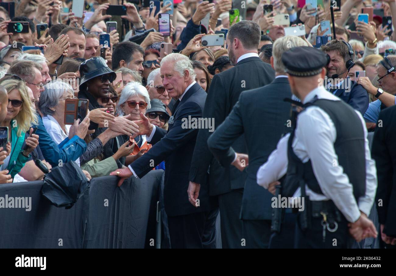 King charles hand shake hi-res stock photography and images - Alamy