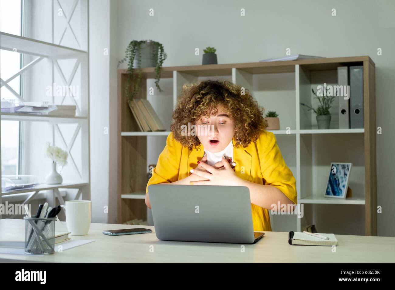 software problems shocked woman laptop workspace Stock Photo - Alamy