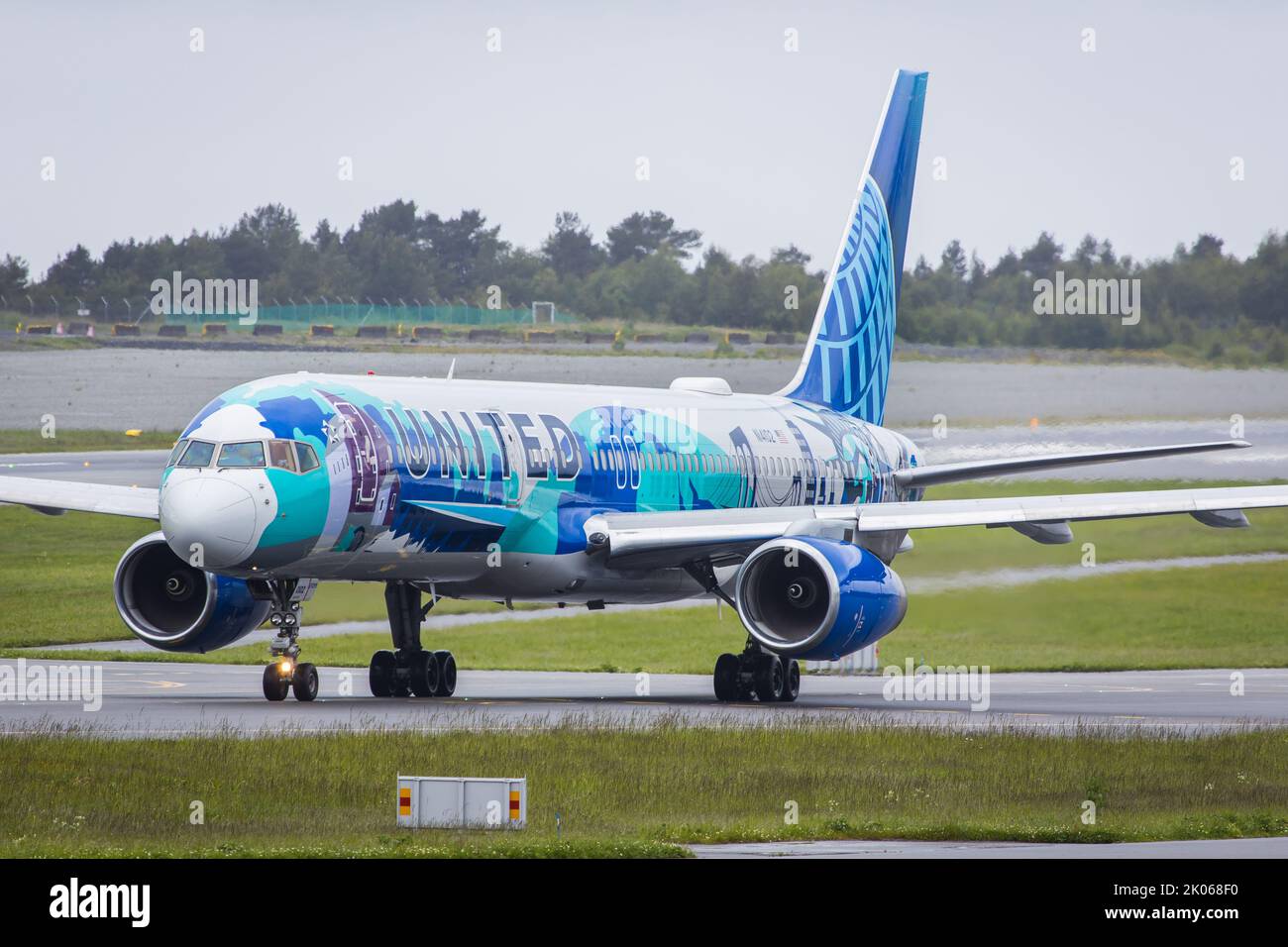 A United Airlines Boeing 757 with special art color sheme arriving at ...