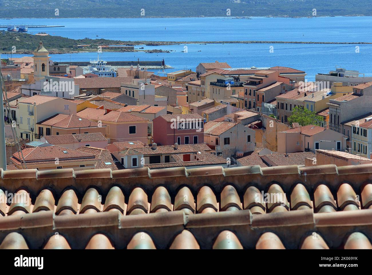 La Maddalena, centro abitato, case Stock Photo - Alamy