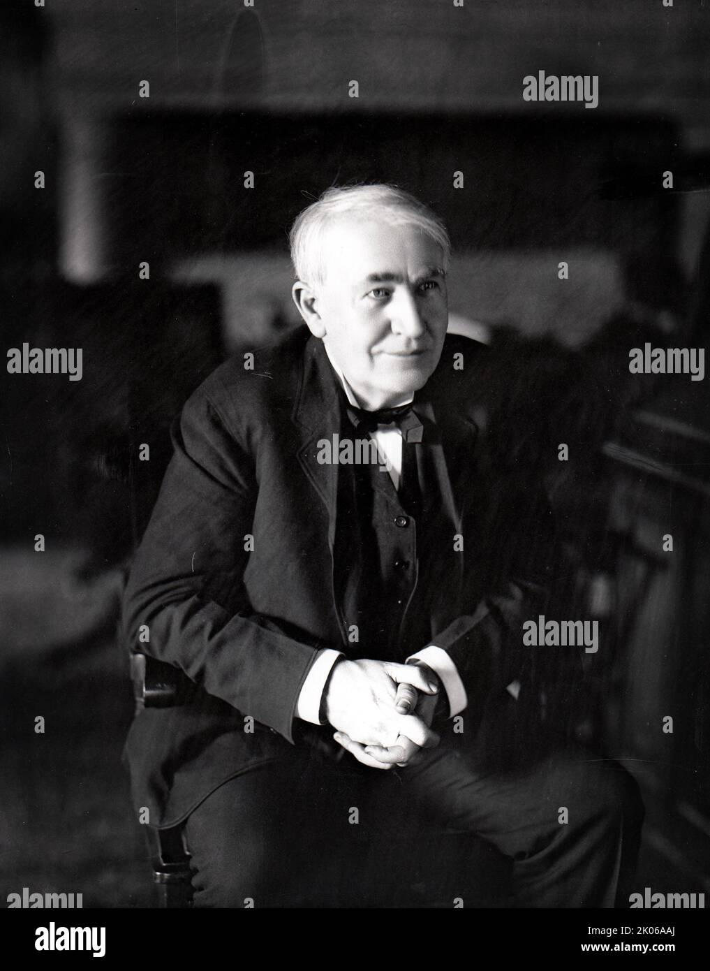 Thomas Edison seated in library, 1915 Stock Photo - Alamy