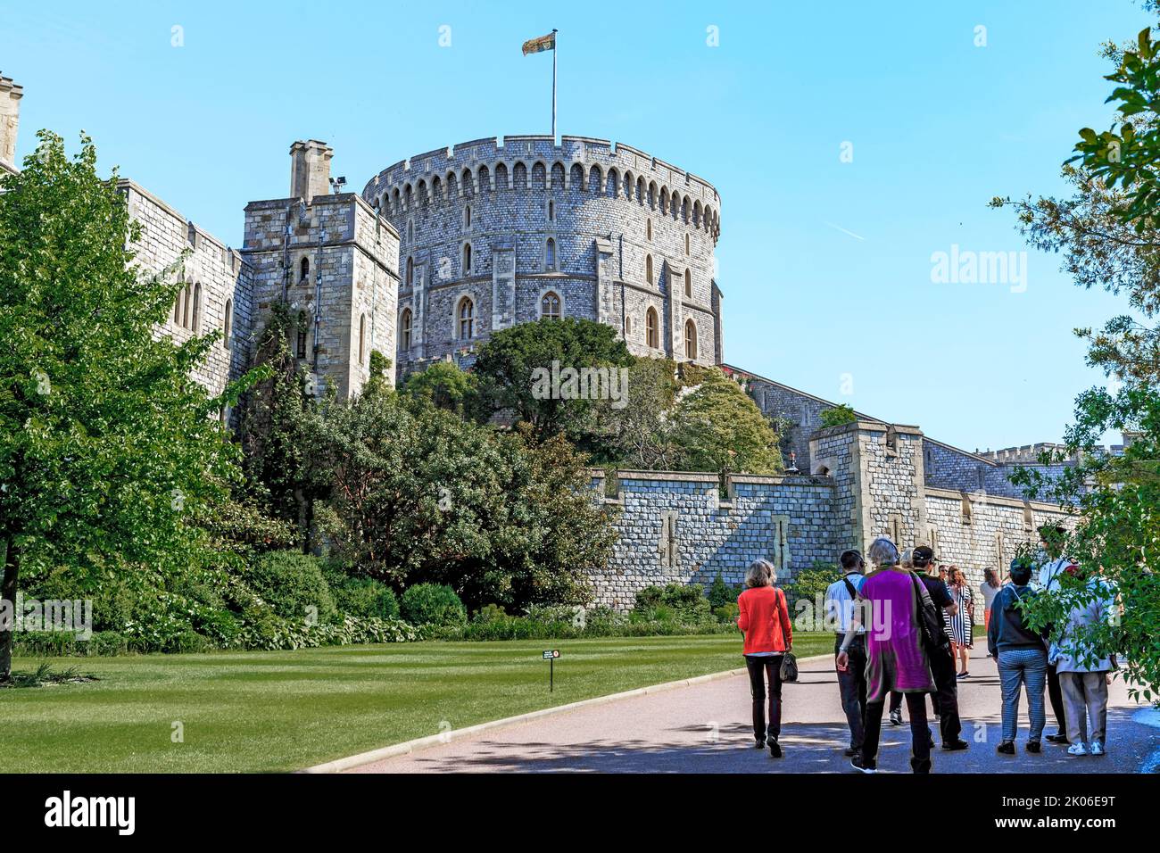 Windsor castle round tower and flag hi-res stock photography and images ...