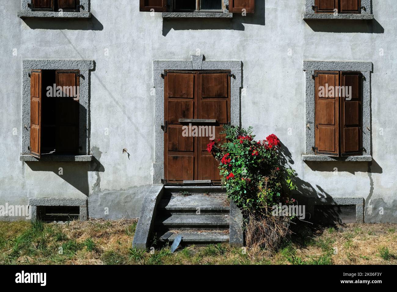 Traditional old house facade with red roses in Les Houches, Chamonix ...