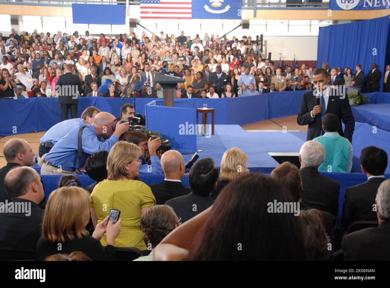 President Barack Obama delivering address, greeting crowd in New ...