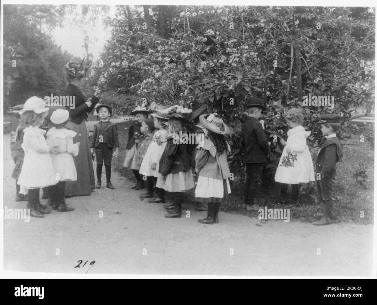 Children in class 1900 hi-res stock photography and images - Alamy