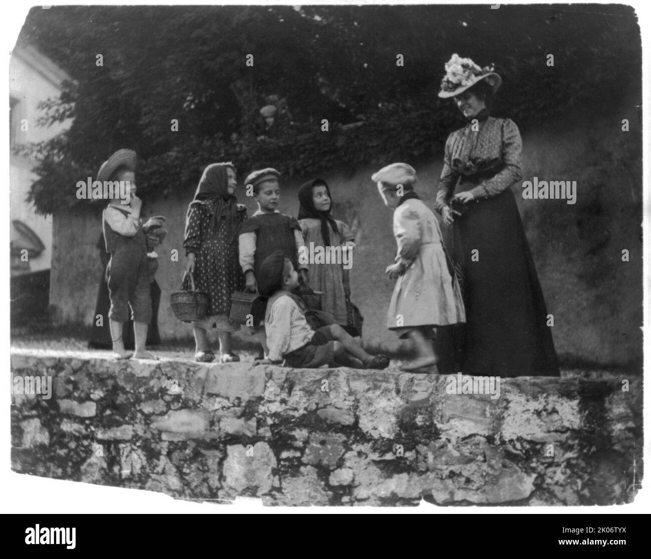 International courtesy. Italian children and wife of U.S. consul at ...