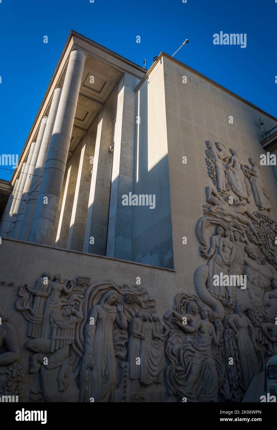 Monumental bas-relief sculpture at the Museum of Modern Art, Musée d ...
