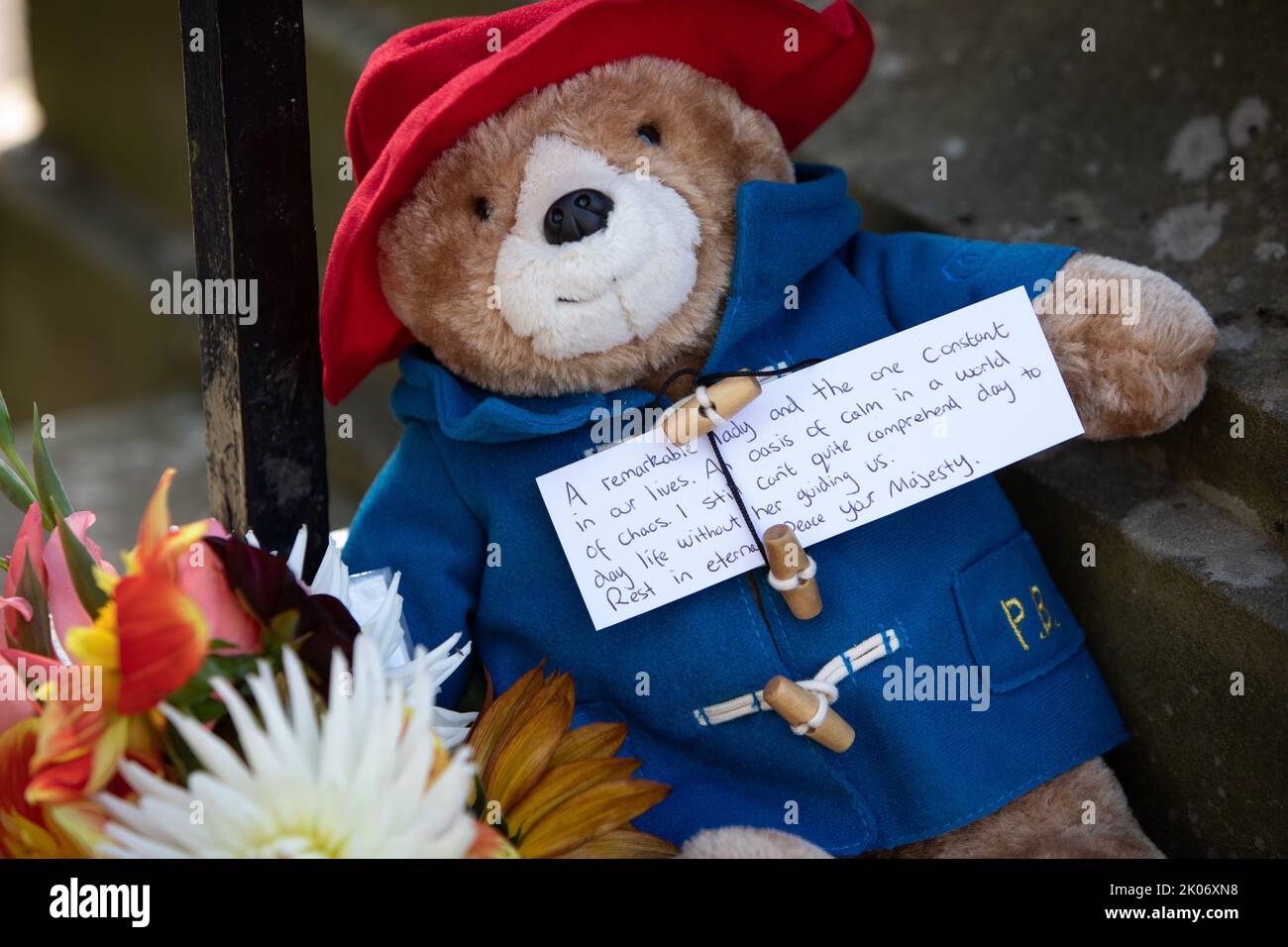 Queen elizabeth ii paddington bear hi-res stock photography and images ...