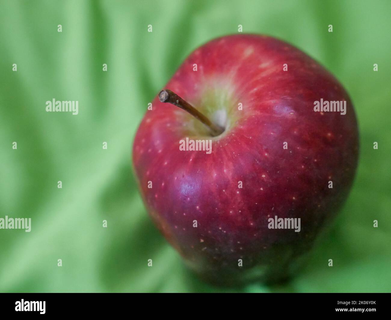 Whole apple hi-res stock photography and images - Alamy