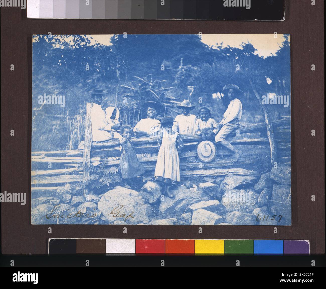 Children smiling 1900 hi-res stock photography and images - Alamy