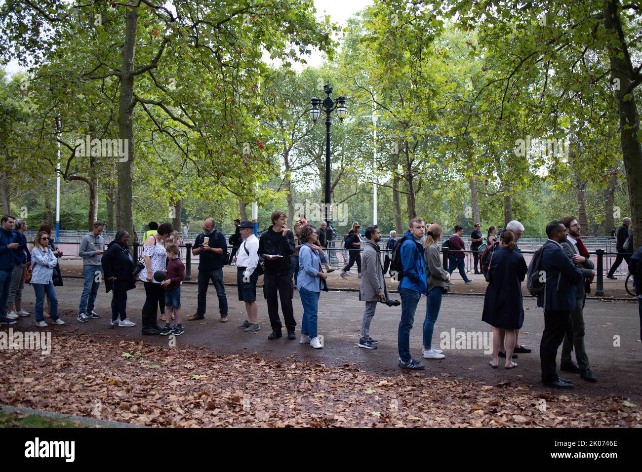 British people queue to hear the principal Proclamation from the ...