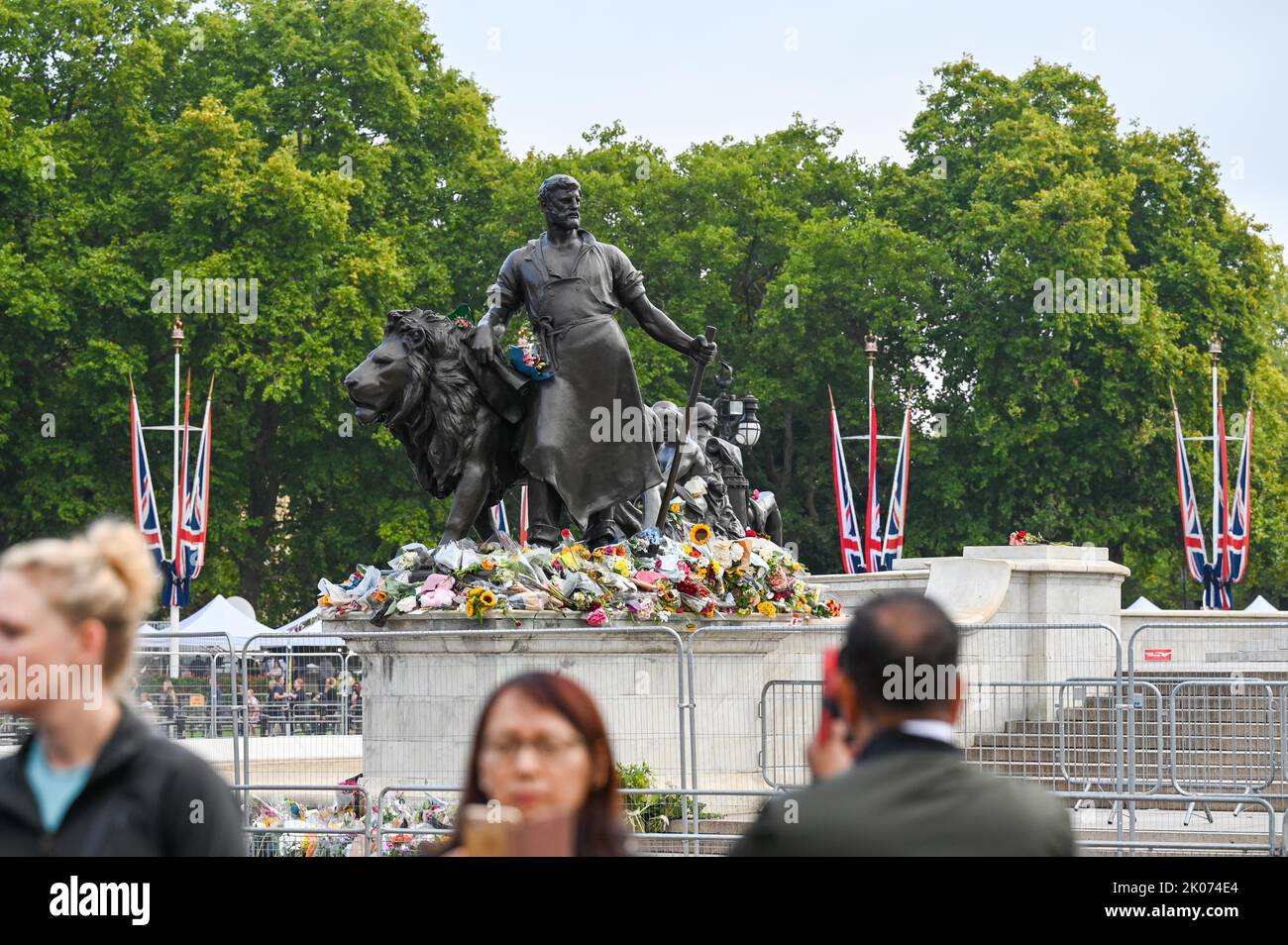 Queen mourning uk hi-res stock photography and images - Alamy