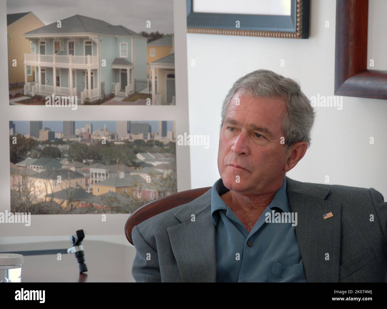 President George W. Bush and Secretary Alphonso Jackson on tour of ...