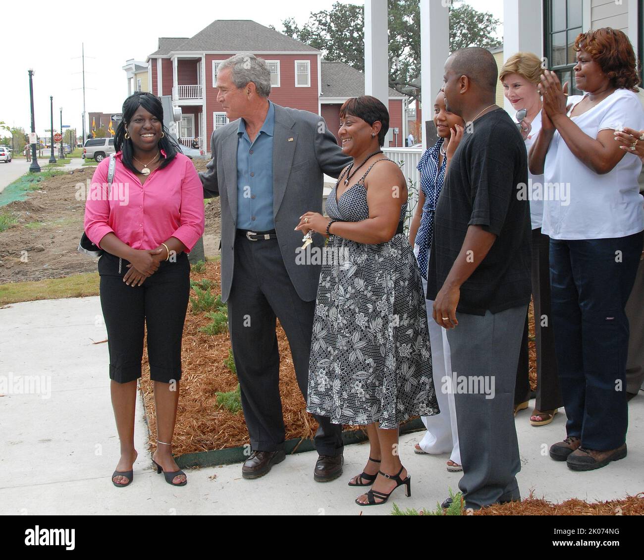 President George W. Bush and Secretary Alphonso Jackson on tour of ...