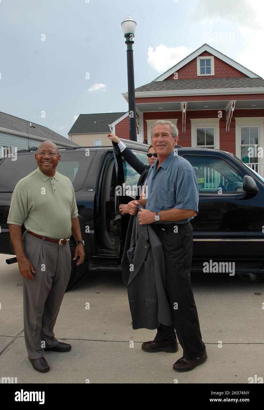 President George W. Bush and Secretary Alphonso Jackson on tour of ...