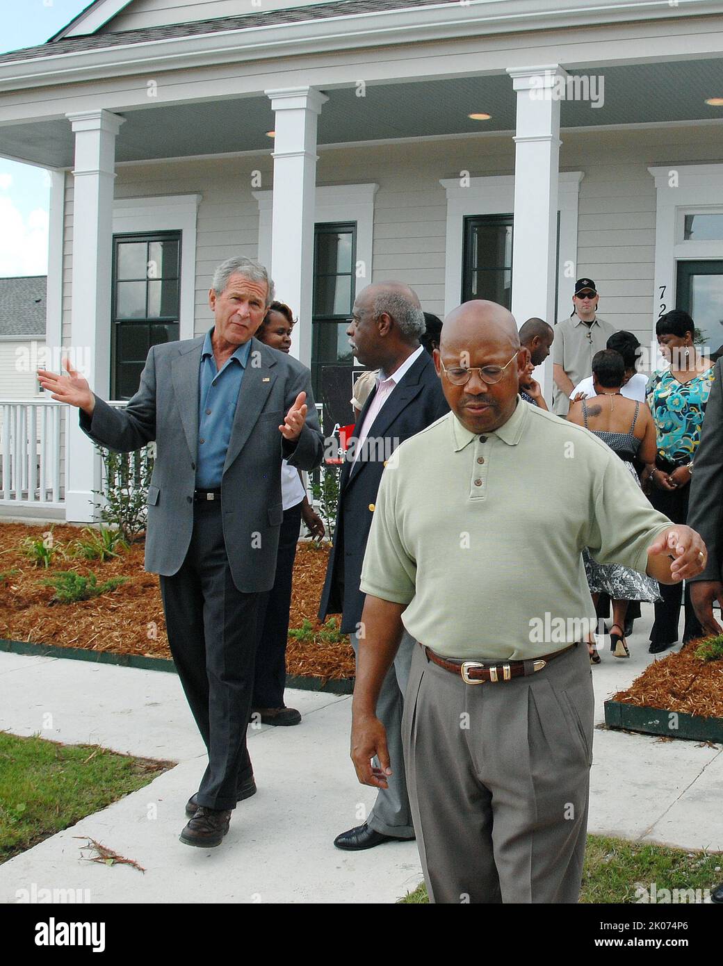President George W. Bush and Secretary Alphonso Jackson on tour of ...