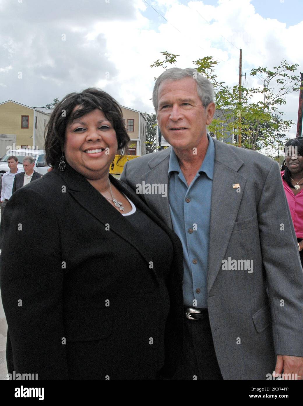 President George W. Bush and Secretary Alphonso Jackson on tour of ...