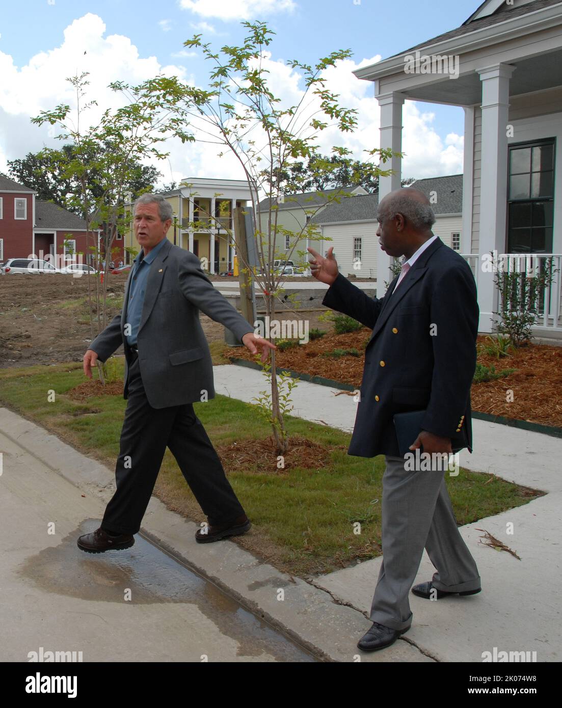 President George W. Bush and Secretary Alphonso Jackson on tour of ...