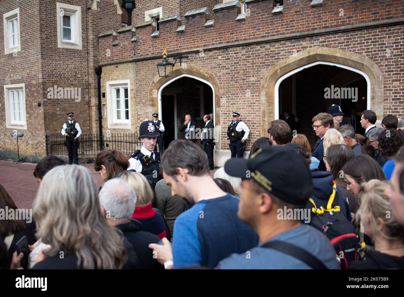 Accession council st james palace hi-res stock photography and images ...