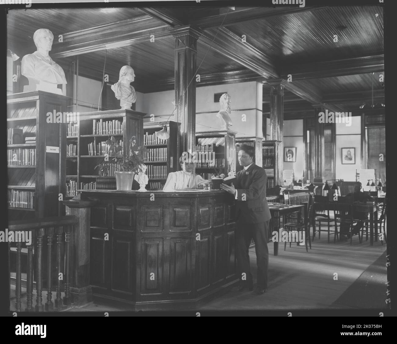 Library interior at Tuskegee Institute, 1906. [Teacher training school ...